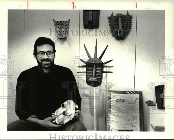 1986 Press Photo Christopher Pekoc holds a mask at The Folkways Galler ...