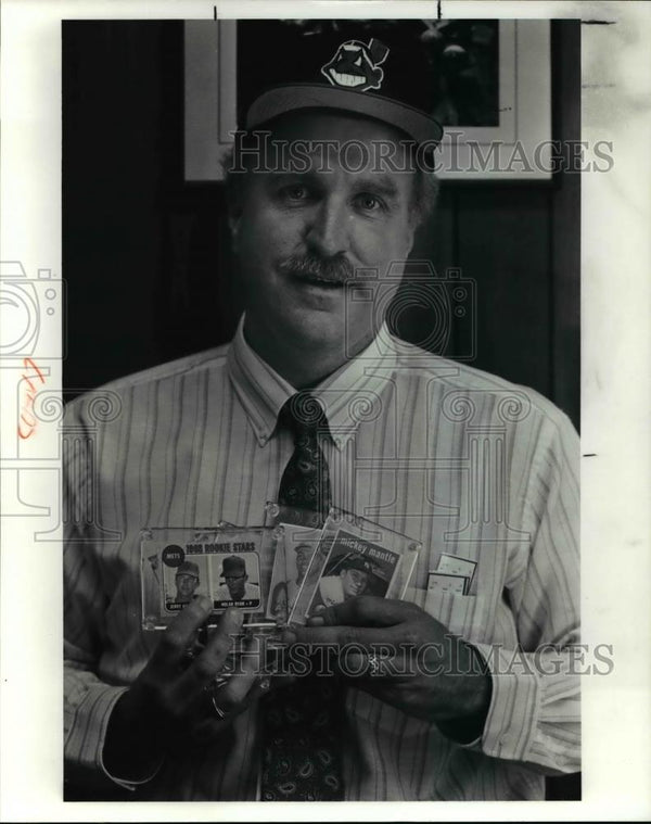 1991 Press Photo Solon Mayor Robert A Paulson- Avid baseball card coll ...