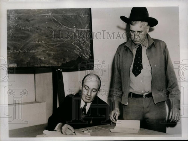 1938 Press Photo Police investigating murder of Mrs. Weston and her da ...