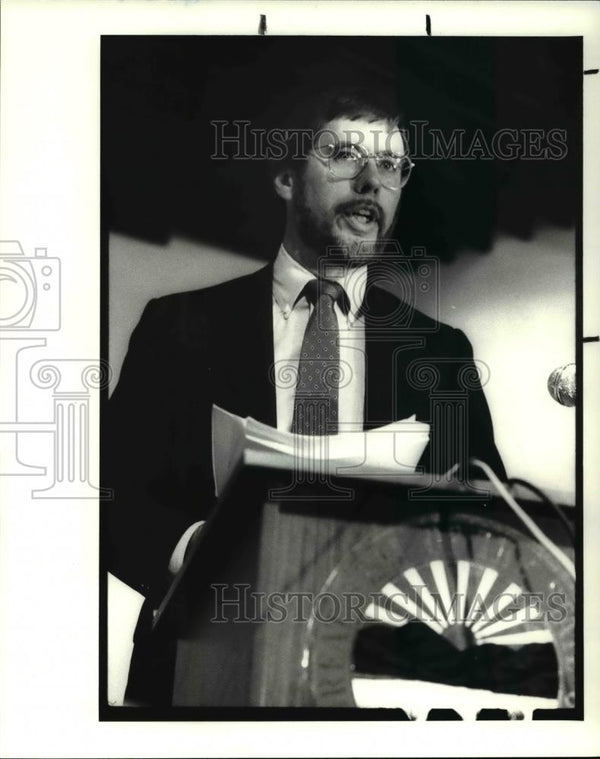 1988 Press Photo Richard Rosenberry talks about PUCO reports on CEI ...