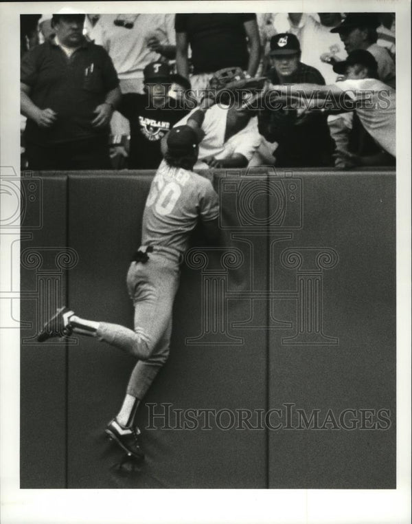 1989 Press Photo Pat Tabler climbs the right field wall in pursuit of ...
