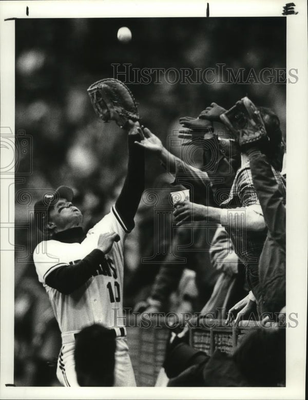 1987 Press Photo Pat Tabler leaps as he catches the ball - cvb77291 ...