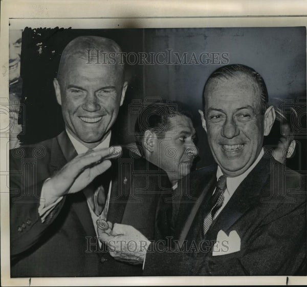 1962 Press Photo Mayor Wagner shows Medal of Honor of Lt. Col. John H ...