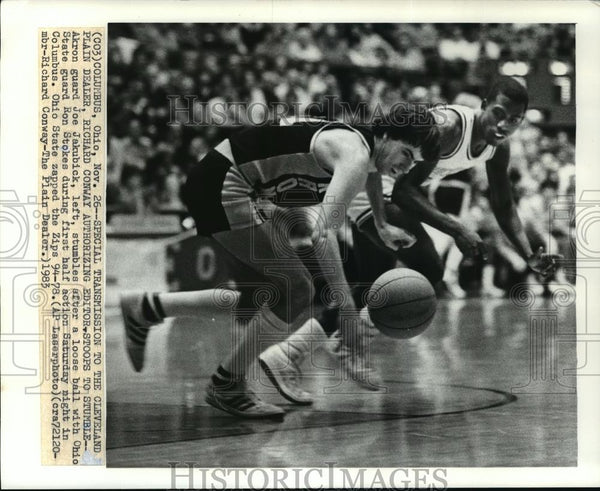 1983 Press Photo Akron guard Joe Jakubick vs Ohio State guard Ron Stok ...