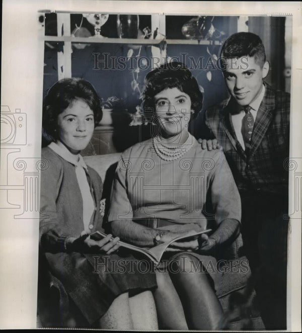 1961 Press Photo Family of Astronaut John Glenn Jr who orbited the ear ...