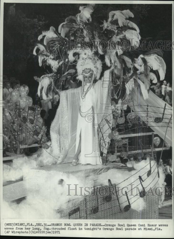 1971 Press Photo Coni Ensor, Orange Bowl Queen, waves during the parad ...