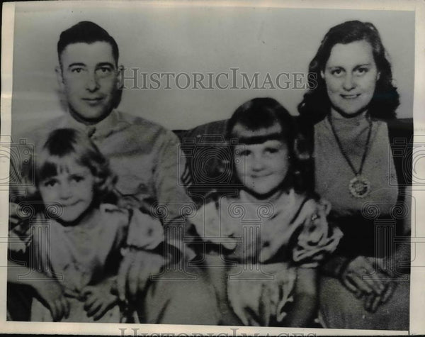 1946 Press Photo Master Sergeant and Mrs. George B. Phillips with two ...