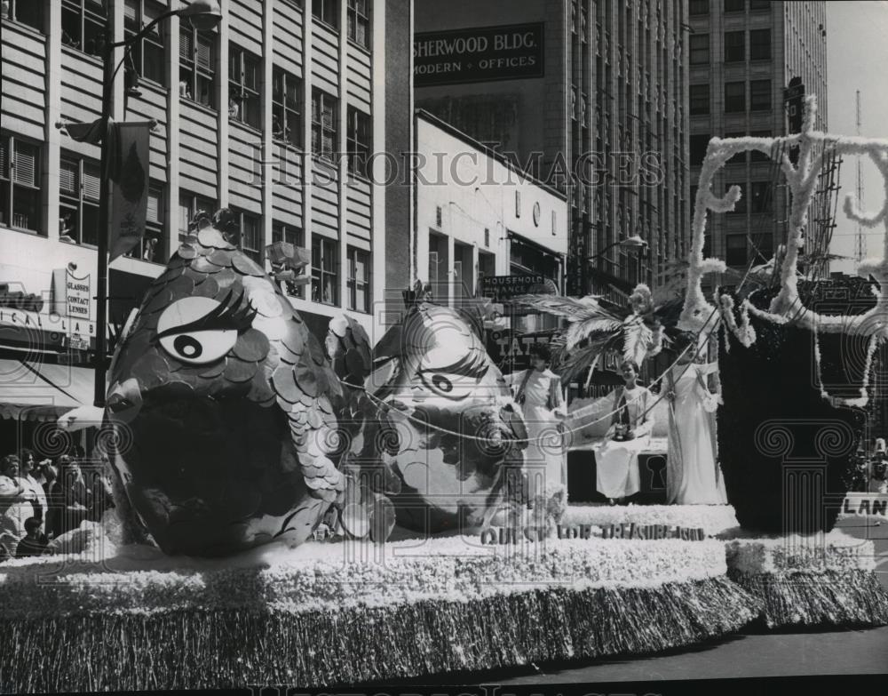 1963 Press Photo Wenatchee Valley Junior College Float - spx11485 ...