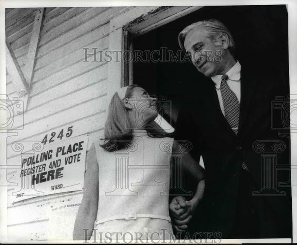 1970 Press Photo Chapin NY Howard Samuels and wife Bobbie leave the po ...
