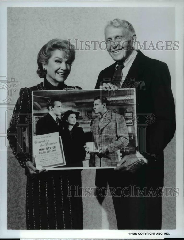1985 Press Photo Anne Baxter and Ralph Bellamy in Arthur Hailey's Hote ...
