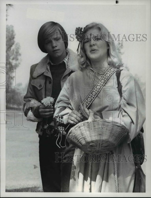 1977 Press Photo Lance Kerwin and Doney Oatman star in James at 15 - c ...