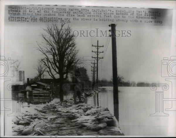 1959 Press Photo Capt. Robert Kadel Standa Atop Temp Sandbag Dike, Wab ...