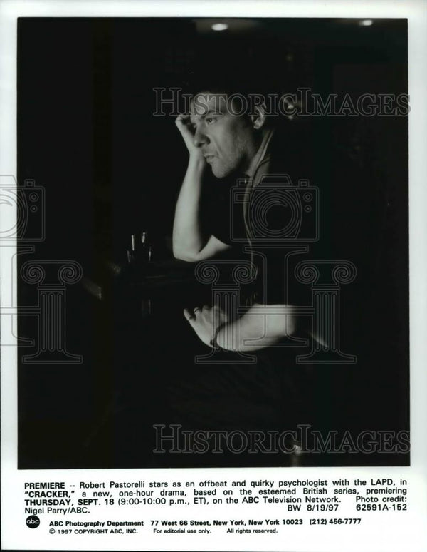 1997 Press Photo Robert Pastorelli as a psychologist in Cracker - cvp5 ...