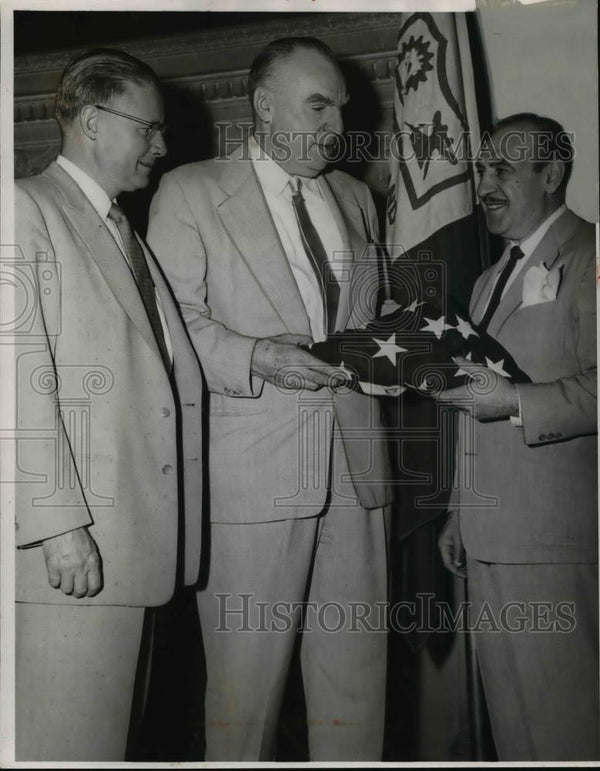 1956 Press Photo James Pritchard, bank official with Judge Merrick, Ce ...