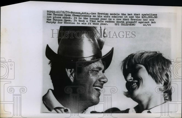 1970 Press Photo Lee Trevino Models Hat That Symbolizes Tucson Open Ch ...