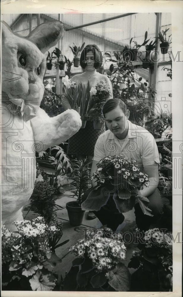 1969 Press Photo Jennifer Busch and Frank Bihn - nef54556 - Historic Images