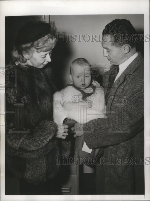 1945 Press Photo Kohlberg, wife Petrina, daughter Dori at Red Cross He ...