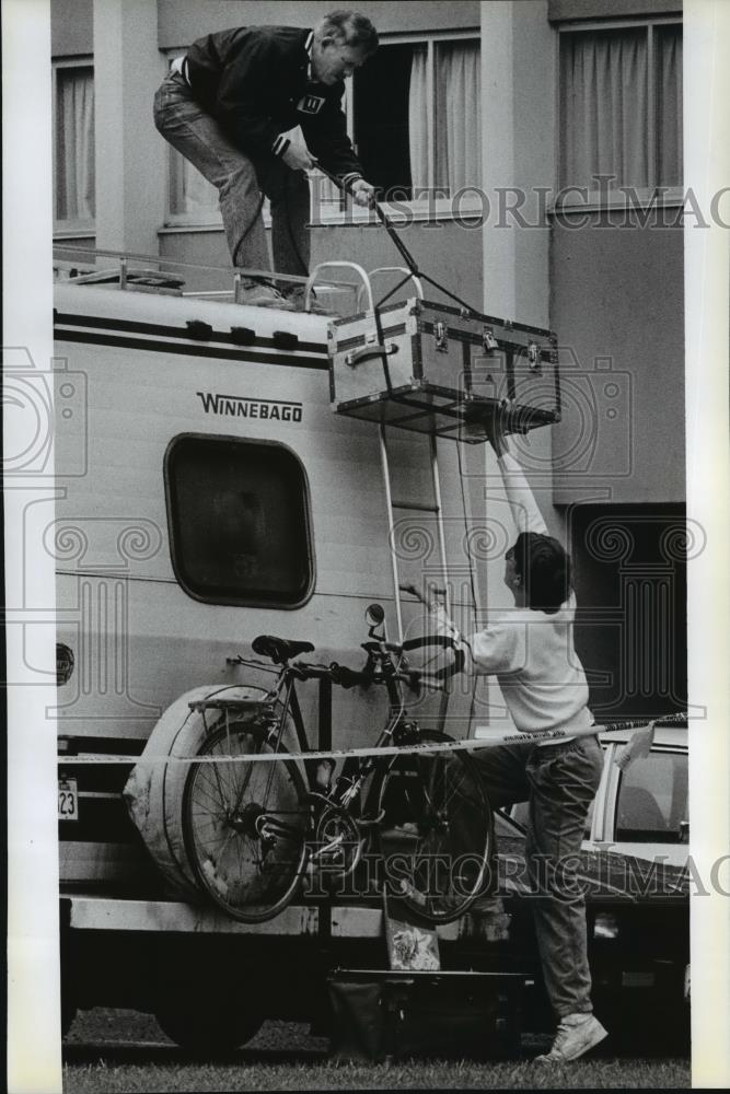 1989 Press Photo Alan Werner helps son to move trunk into WSU's Gannon ...