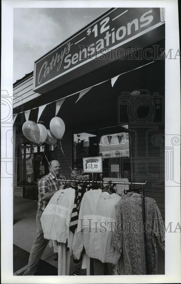 1992 Press Photo Businessman Joe Bolin working at Cathy's $12 Sensatio ...