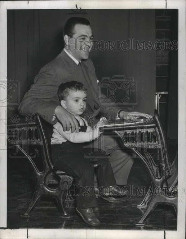 1944 Press Photo Lou Boudreau, Manager of Cleveland Indian with his so ...