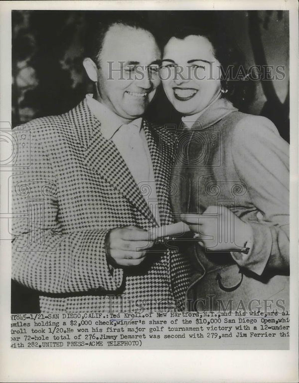 1952 Press Photo ed Kroll & Wife Hold $2,000 Winning Check for Golf Vi ...