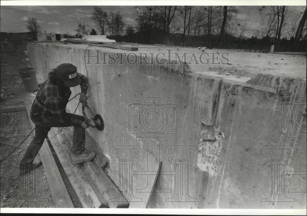 1991 Press Photo Mike Feist works on concrete boxes for support for re ...