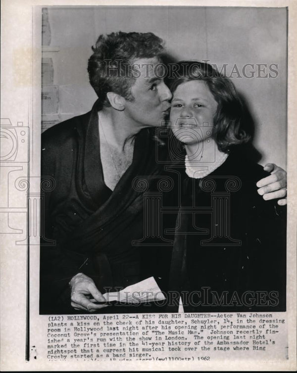 1962 Press Photo Actor Van Johnson Kiss His Daughter Schuyler on the C ...