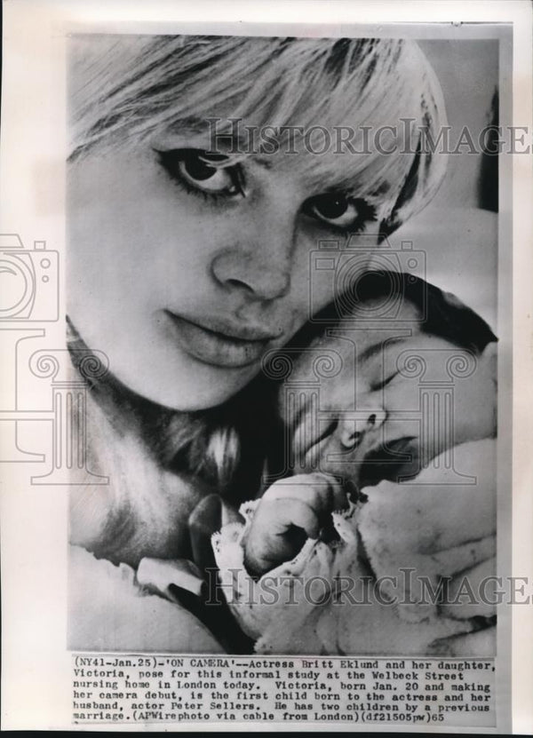 1965 Press Photo Actress Britt Eklund and her daughter Victoria, pose ...