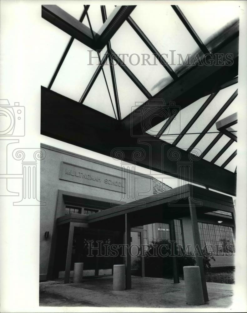 1982 Press Photo The external view of the Multnomah School building ...