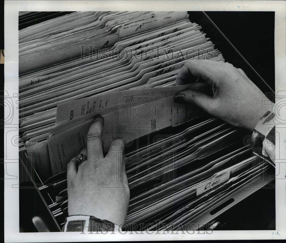 1977 Press Photo Hands of unidentified secretary filing documents - or ...