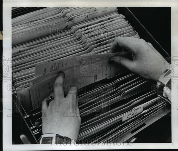 1977 Press Photo Hands of unidentified secretary filing documents - or ...