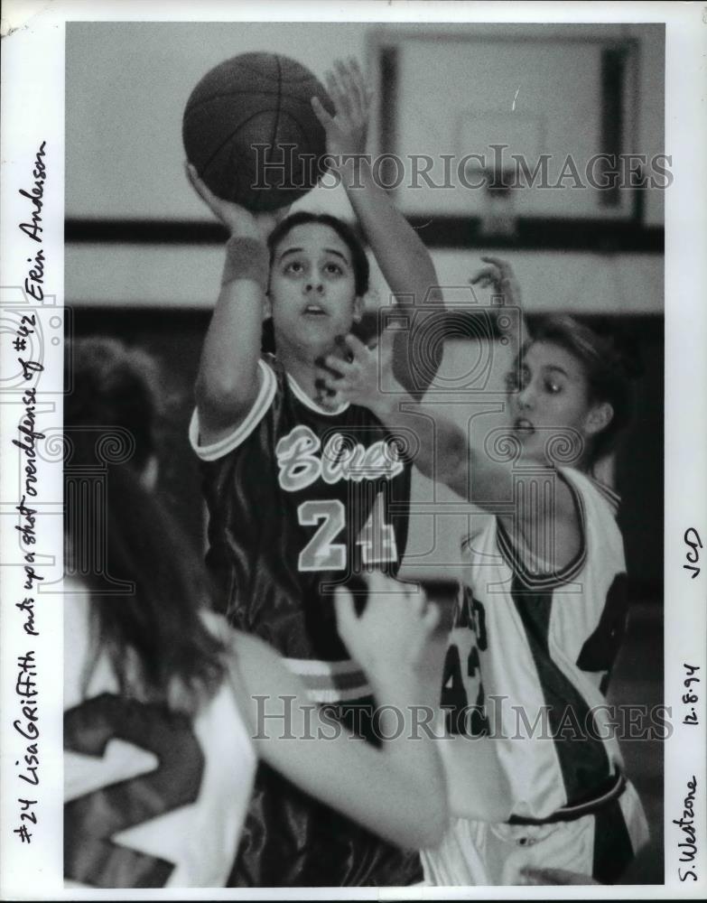 1994 Press Photo #24 Lisa Griffith puts up a shot overdefense of #42 E ...