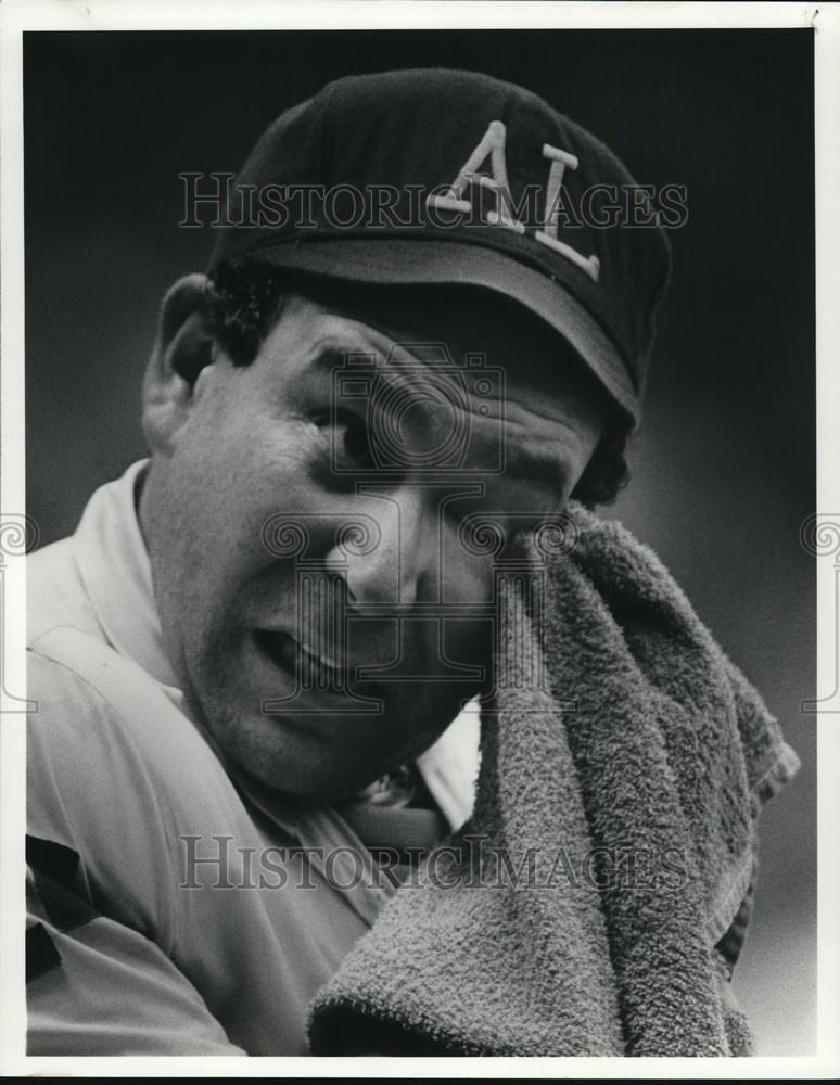 1985 Press Photo Home plate umpire Al Clark wipes the sweat from his e ...