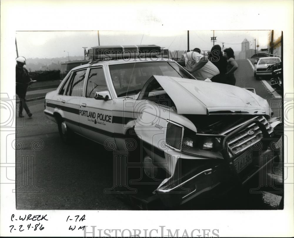 1986 Press Photo Officer Charles L. Ault's Car Ended Up w/ Smashed Cra ...
