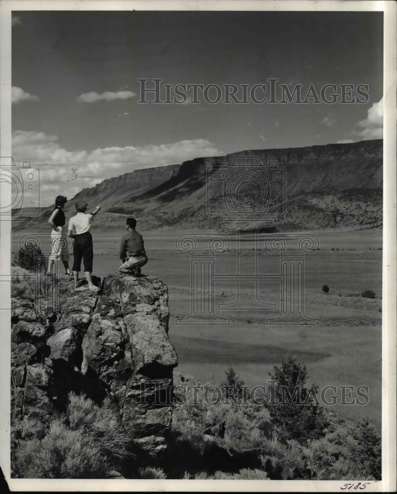1957 Press Photo Abert Rim is a long earthquake fault of sheer rock to ...
