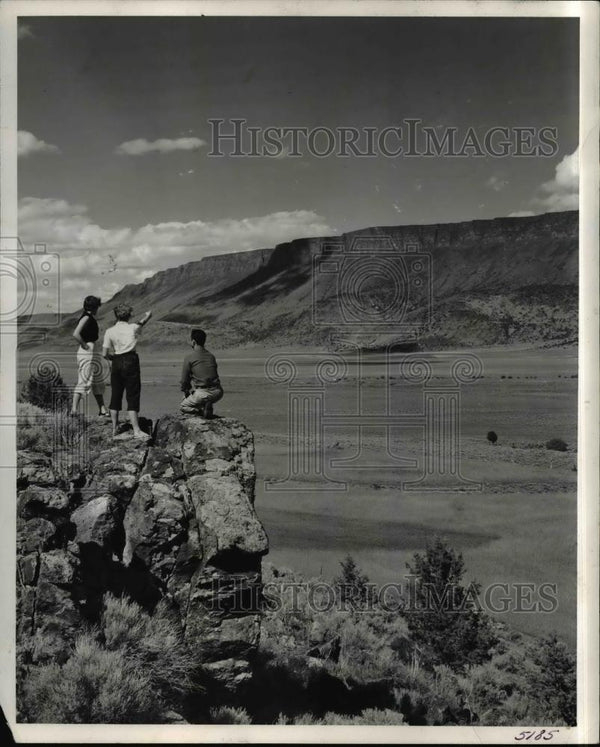 1957 Press Photo Abert Rim is a long earthquake fault of sheer rock to ...