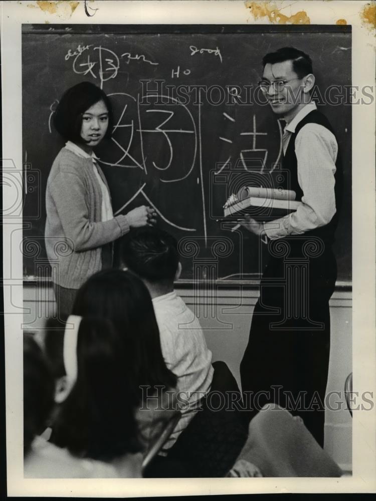 1967 Press Photo Lily Chin w/ teacher David Cheung at George Fox Colle ...