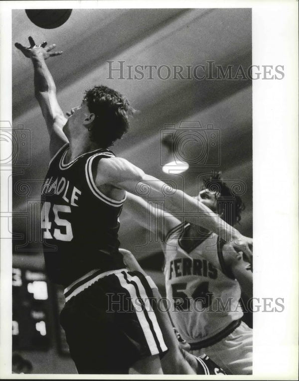 1992 Press Photo Shadle Park basketball star Mike Cady reaches for the ...