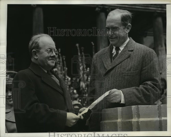 1943 Press Photo New York Joseph McGoldrick presents check to Allan Sp ...