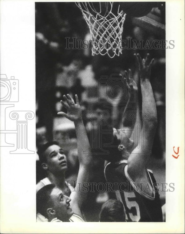 1991 Press Photo Lewis and Clark's Zak Atkins, right, goes up for a re ...