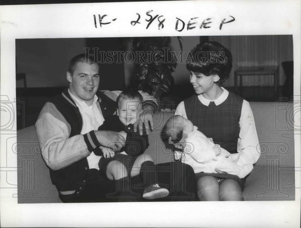 1965 Press Photo Wayne Foster-Football Player Poses With Wife and Kids ...