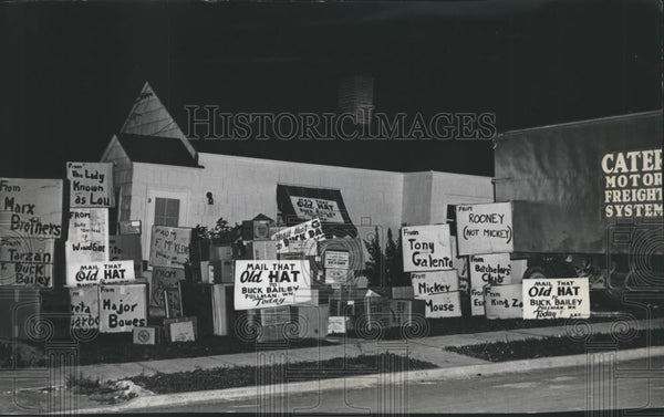 1938 Press Photo Buck Bailey, Washington State coach, gifted with load ...