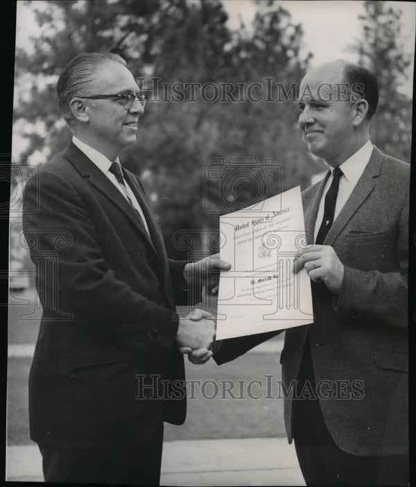 1987 Press Photo Creath Tooley Everett Regional director & Dr.Mark Whi ...