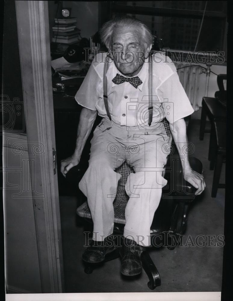 1953 Press Photo Bernarr MacFadden, publisher & candidate for mayor of ...