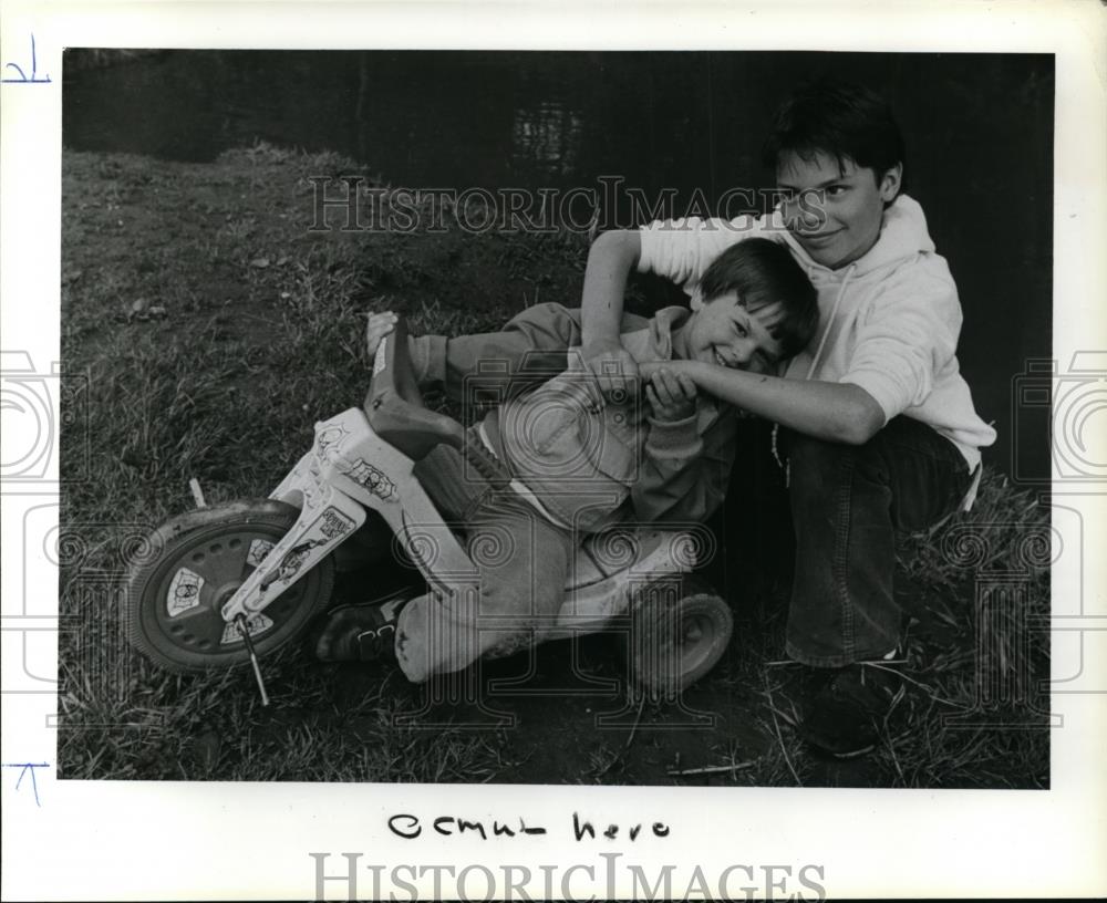 1984 Press Photo Collin Mitchell, is big fan of Cub Scout & Matthew ...
