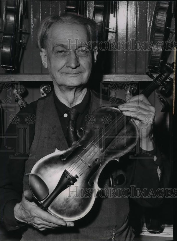 1956 Press Photo Paul Leland Derr, last professional violin maker in S ...