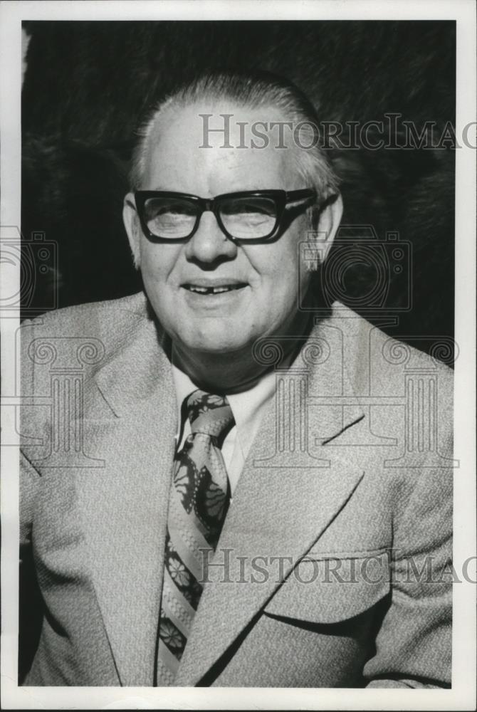 1974 Press Photo Ray Ward, Davenport Hotel personnel - spa50297 ...