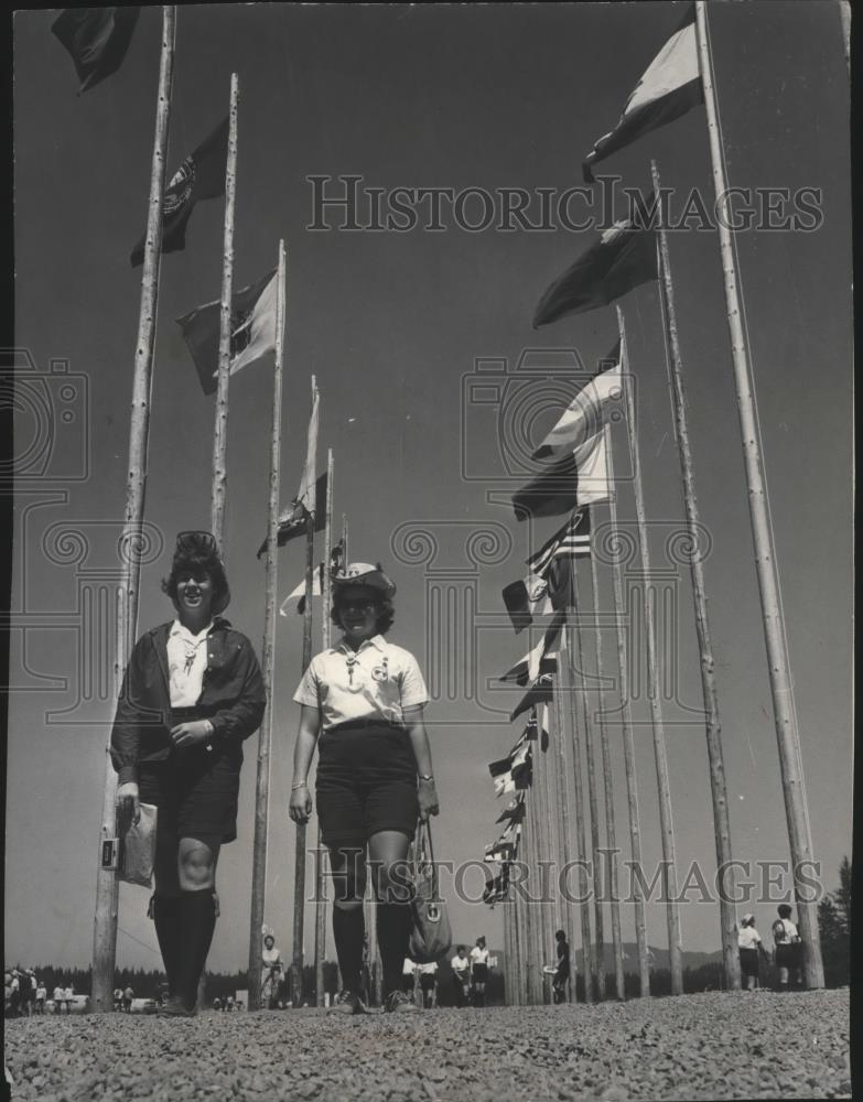 1965 Press Photo Kathleen Kennedy and Marcy Waddington Girl Scout Seni ...