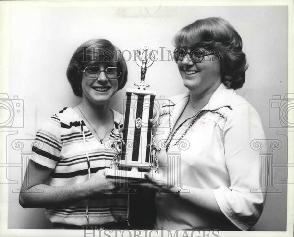 1976 Press Photo Barbara Farmer and Daughter Dawn Hold Bowling Trophy ...