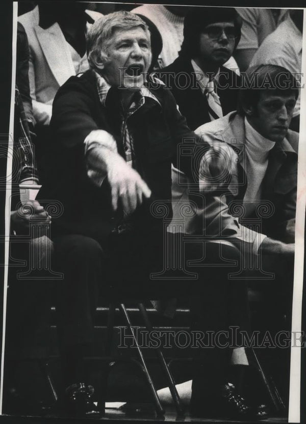 1977 Press Photo Washington Huskies basketball coach, Marv Harshman ...